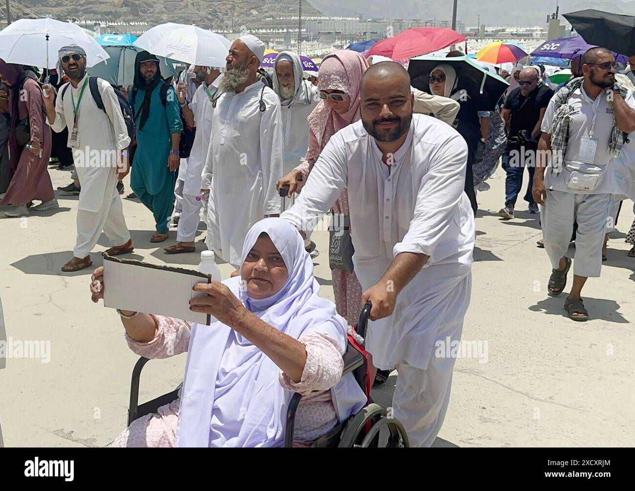 Muslim worshippers make their way to cast stones as part of a symbolic ...