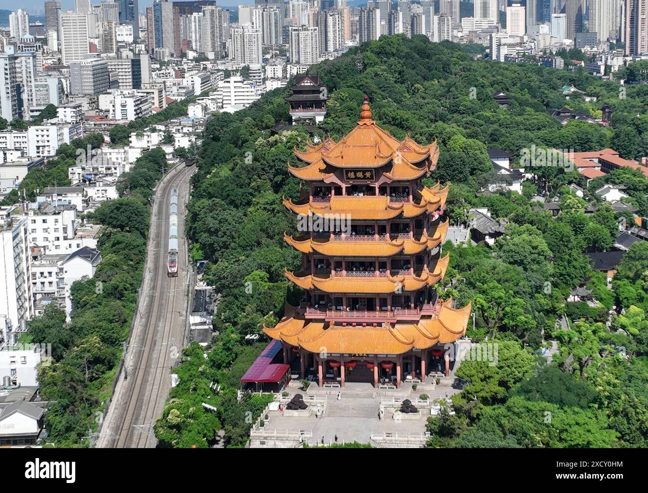 (240619) -- WUHAN, June 19, 2024 (Xinhua) -- An aerial drone photo ...