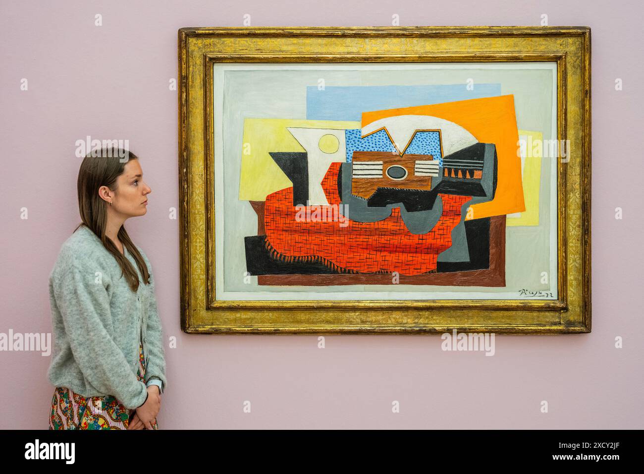 London, UK. 19th June, 2024. Pablo Picasso's Guitare sur un tapis rouge ...