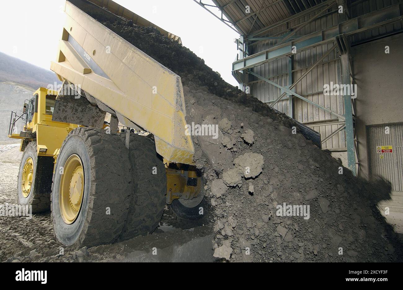 Unload unloading lorry lorries truck trucks hi-res stock photography ...