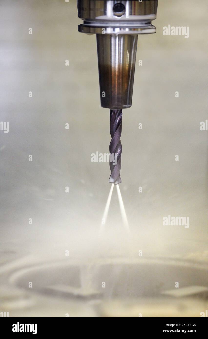 Cutting tool with internal cooling for machining centers. IMH ...