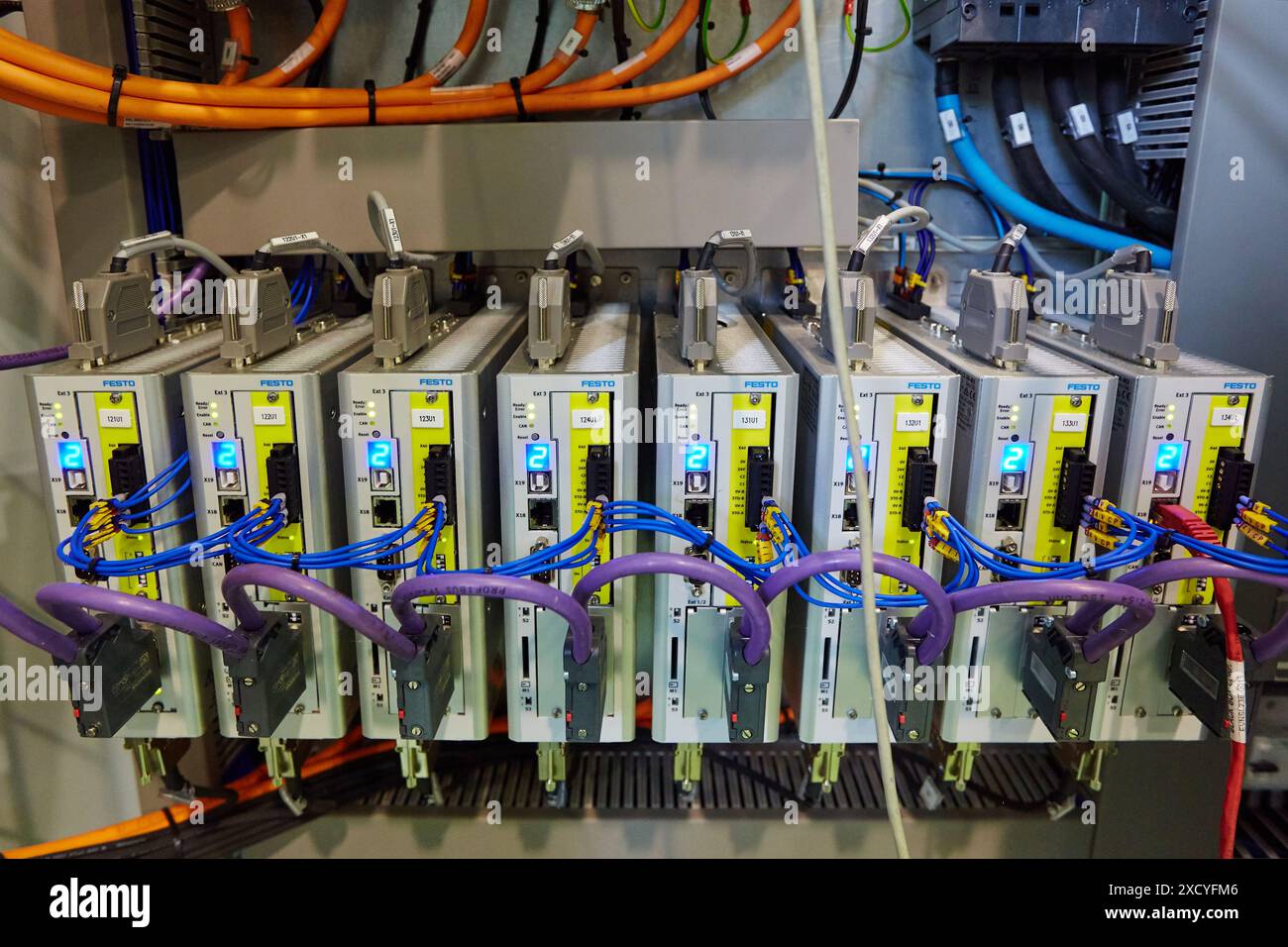 Positioning system with electric actuators and assemblies suitable ...