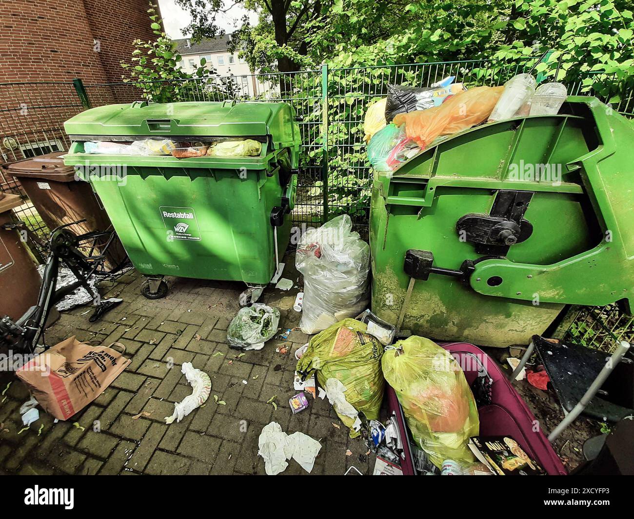 Überfüllte Müllcontainer *** Overfilled garbage containers Copyright ...