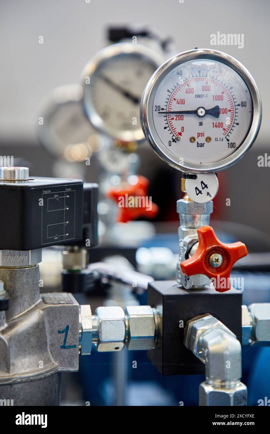 Pressure valve, Hydraulic installation, Vertical lathe, Machining ...