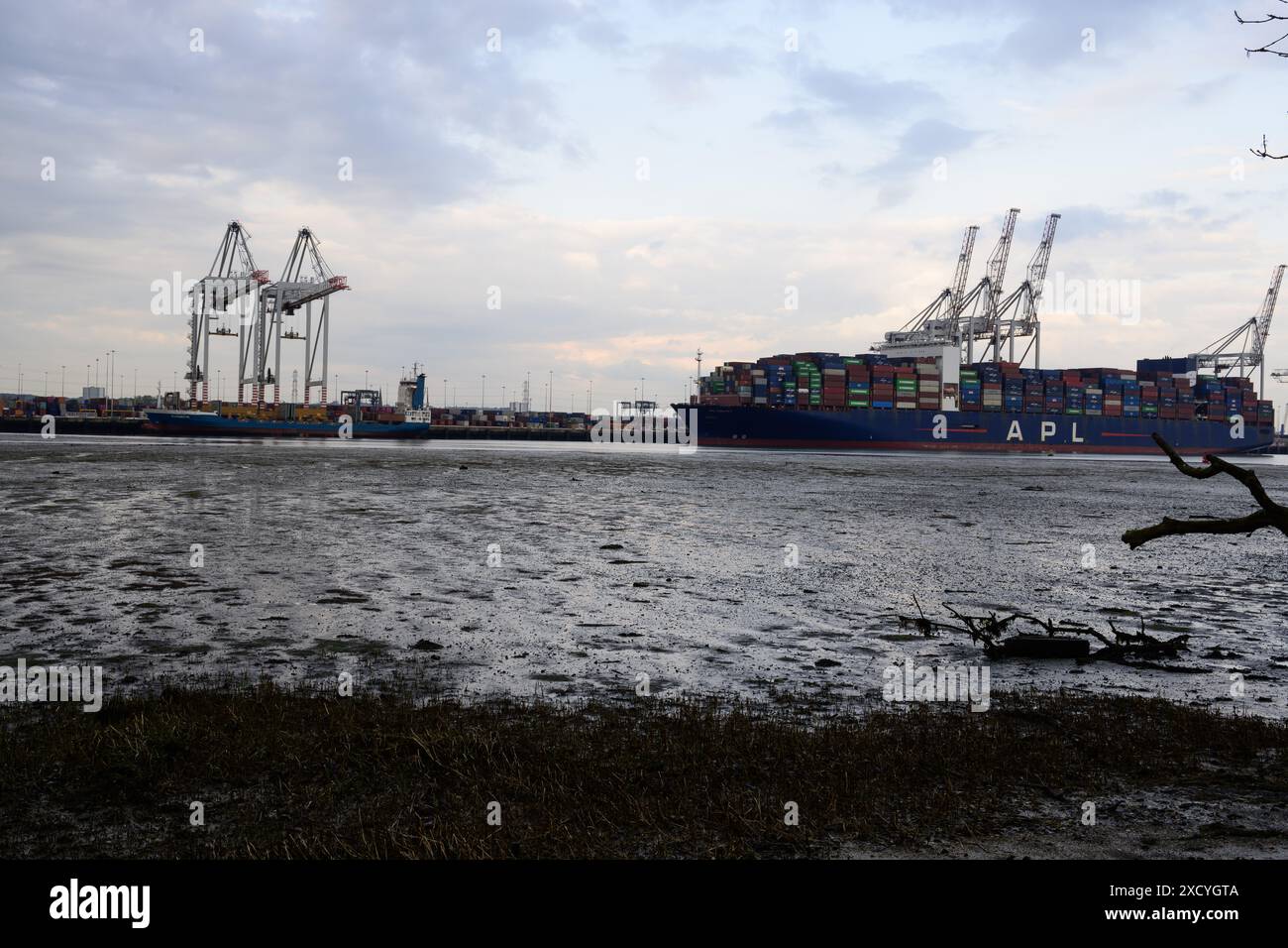 Southampton container port Stock Photo - Alamy