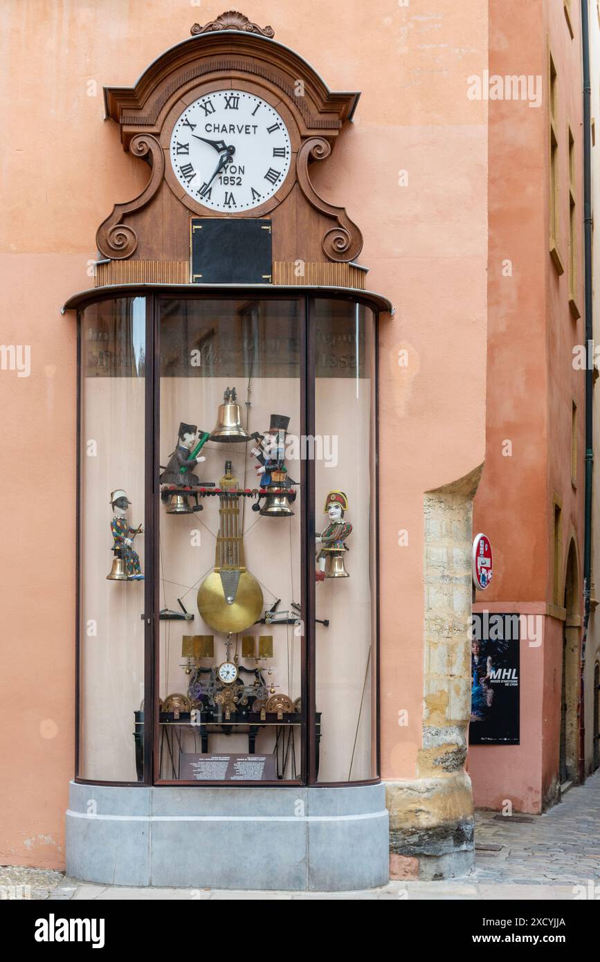 4 bronze bell clock hi-res stock photography and images - Alamy