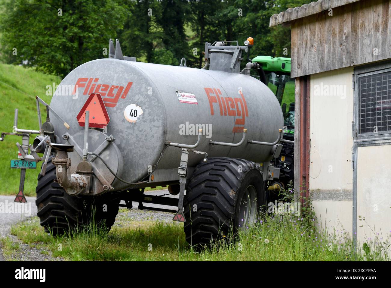 Güllewagen vor einem Schweinemastbetrieb n Küssnacht, Schweiz. Foto ...