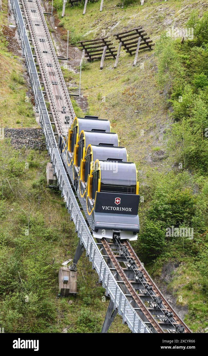 110 Prozent maximale Steigung überwindet die Stoos- Bahn bei der Fahrt ...