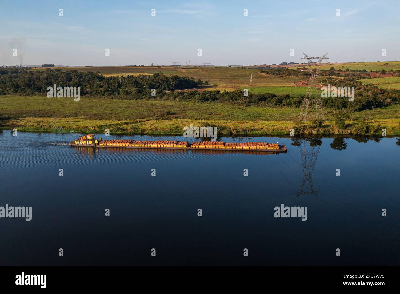 Boat going up river view hi-res stock photography and images - Alamy