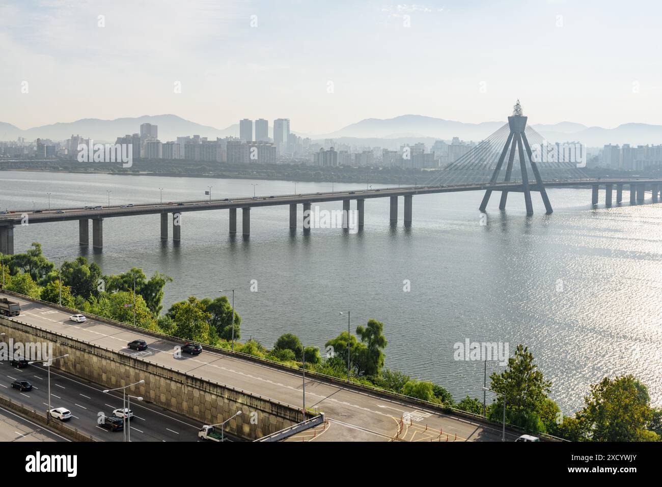 Awesome view of Olympic Bridge over the Han River (Hangang) at downtown ...