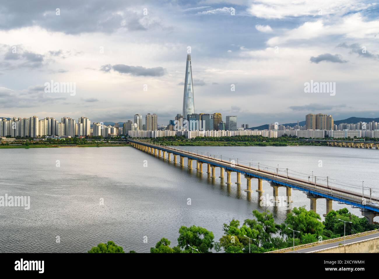Awesome view of skyscraper and Jamsil Railway Bridge over the Han River ...