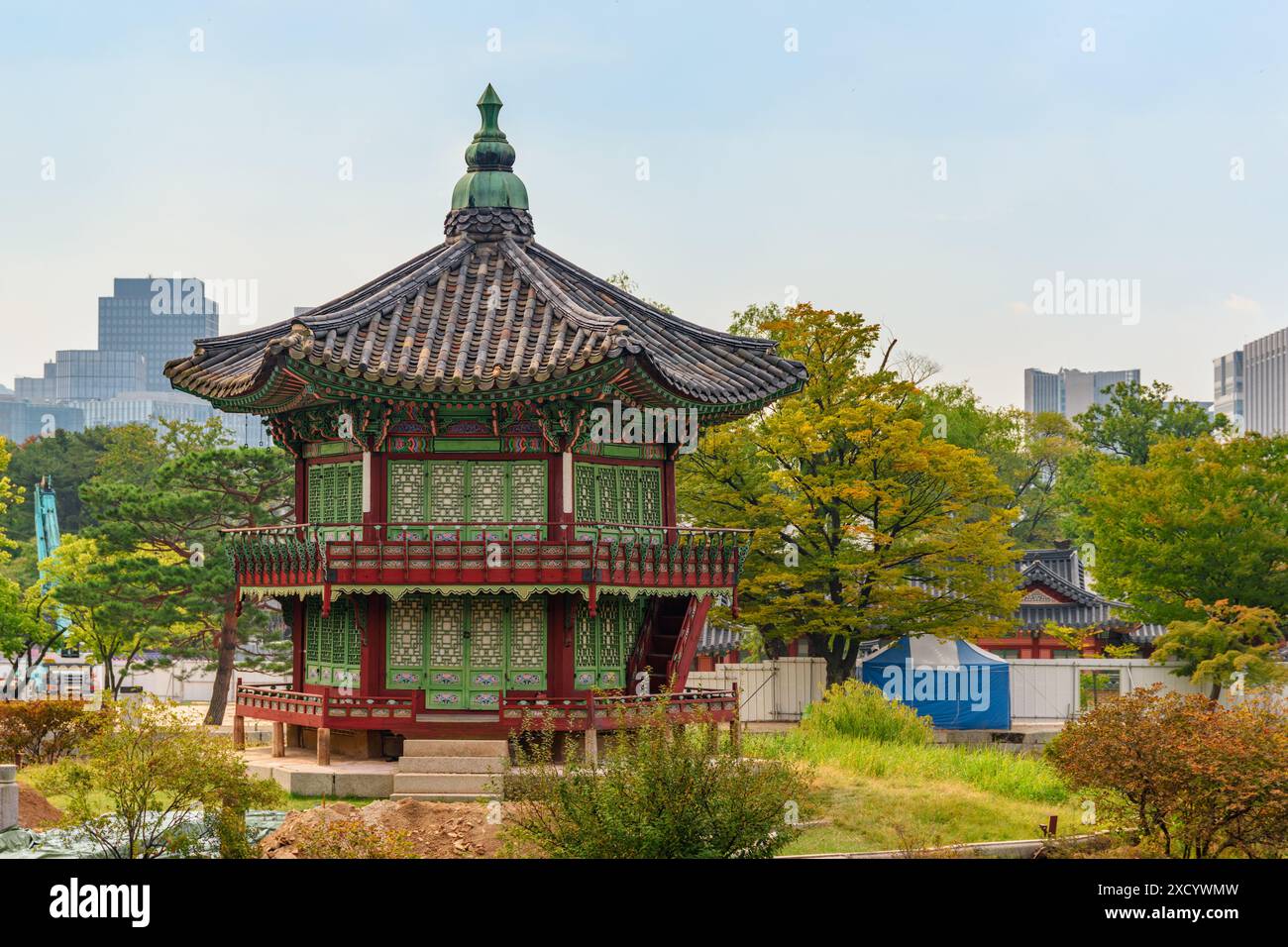 Colorful autumn view of Hyangwonjeong Pavilion at Gyeongbokgung Palace ...