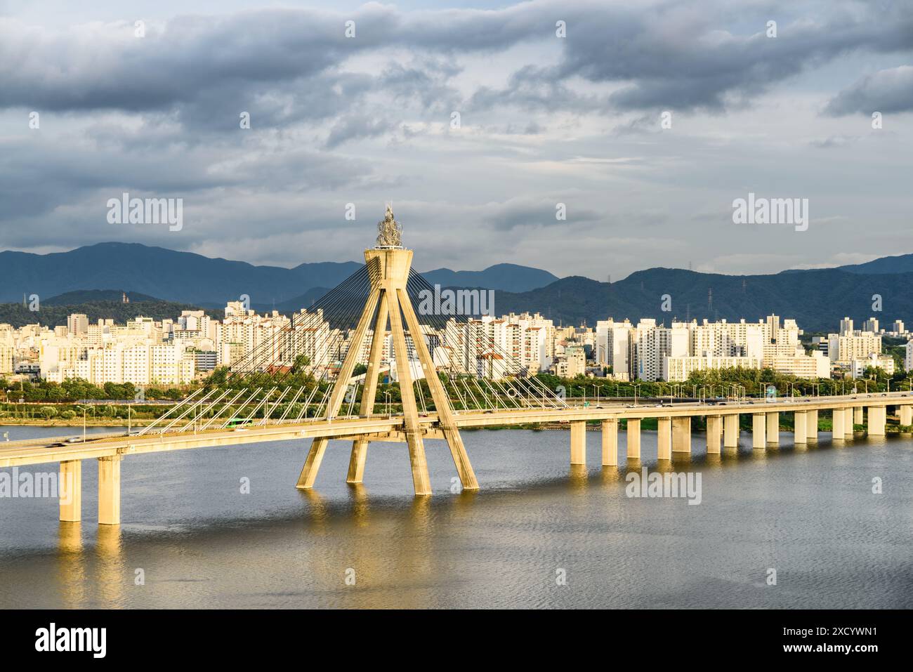 Awesome view of Olympic Bridge over the Han River (Hangang) at downtown ...
