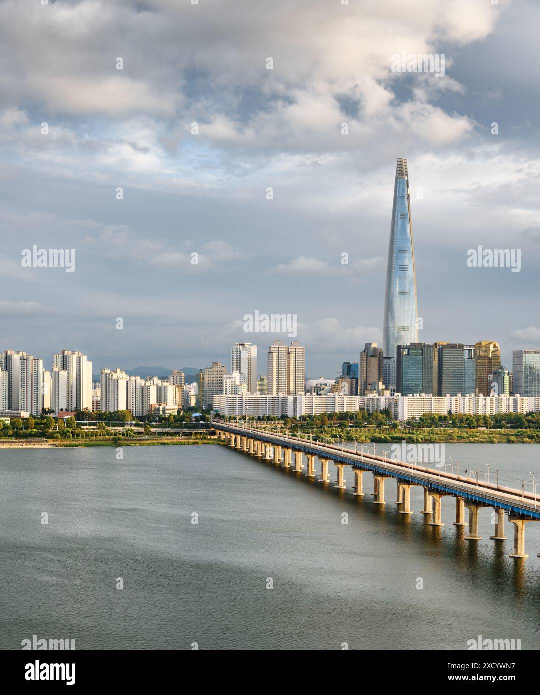 Awesome view of skyscraper and Jamsil Railway Bridge over the Han River ...