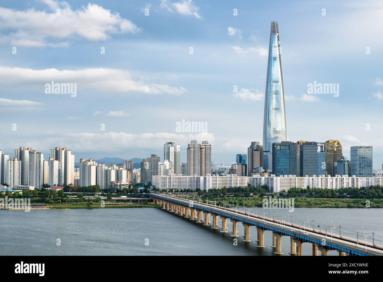 Awesome view of skyscraper and Jamsil Railway Bridge over the Han River ...