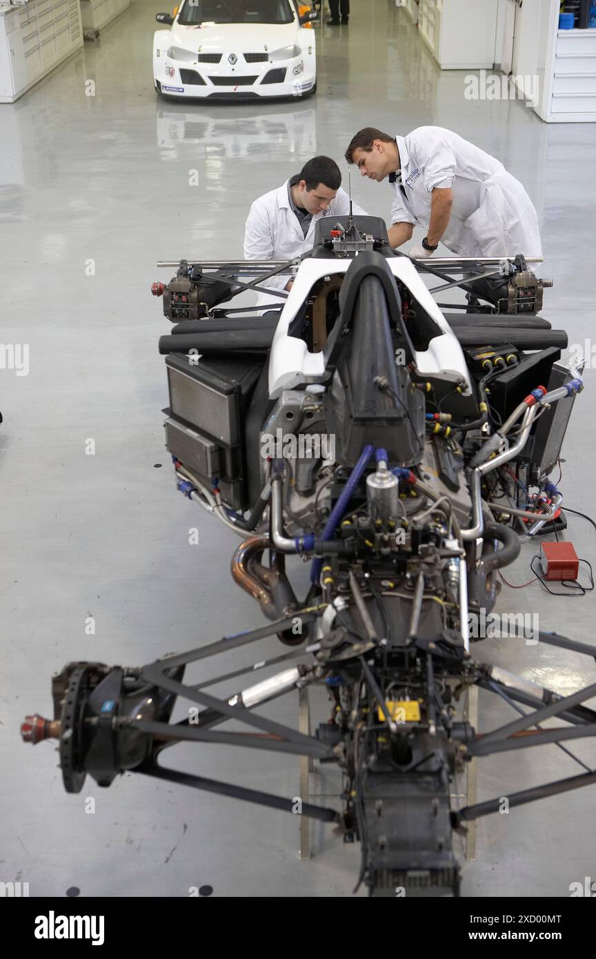 Mechanics working on racing car, World Series, Formula 3000. Epsilon ...