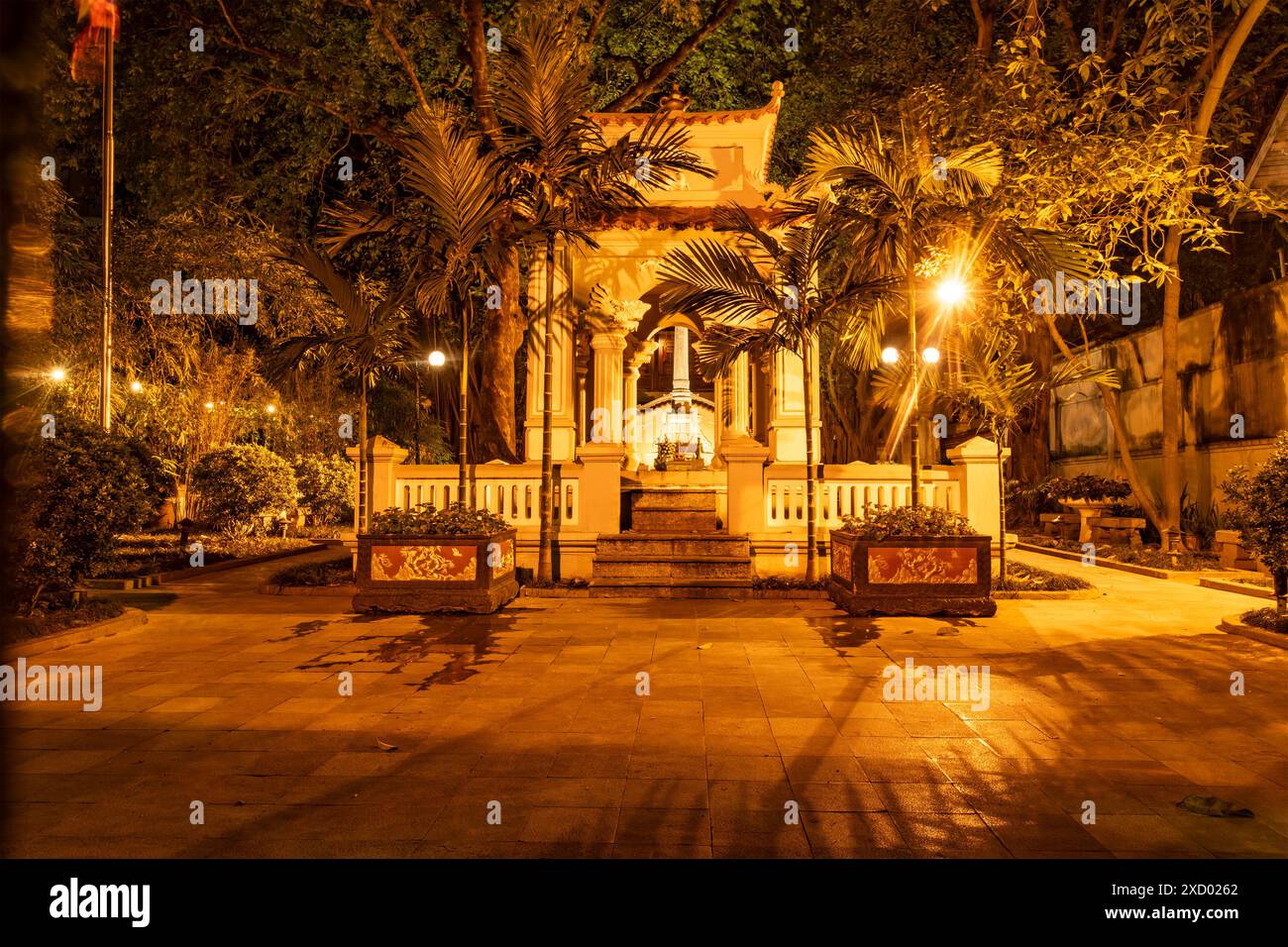 Alluring night view of King Le Thai To's Temple, Sword Lake entrance ...
