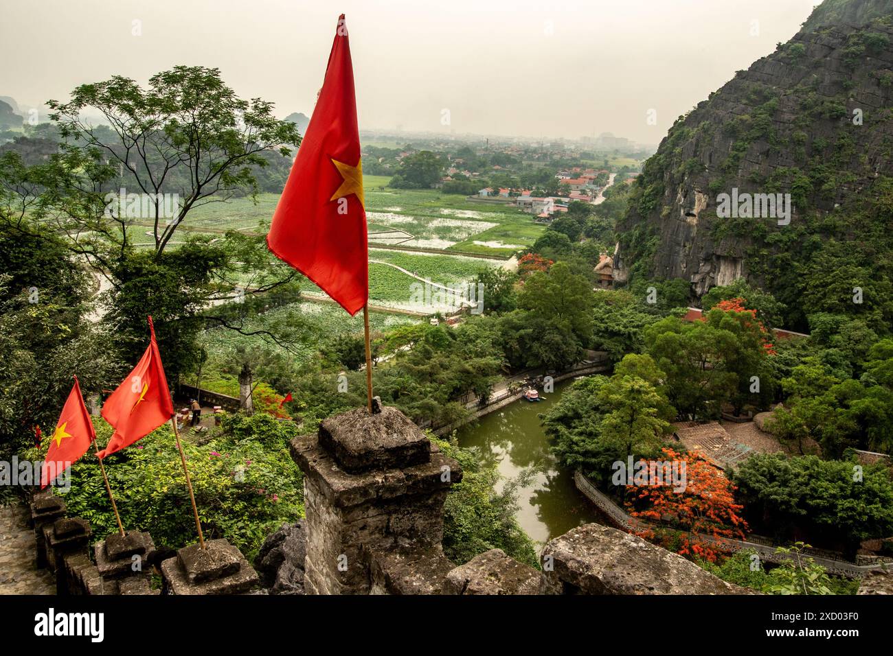 Spectacular view Ninh Bình, Vietnam, from the 500 step Lying Dragon ...