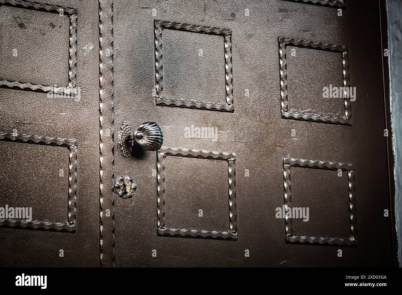 Metal door features hi-res stock photography and images - Alamy
