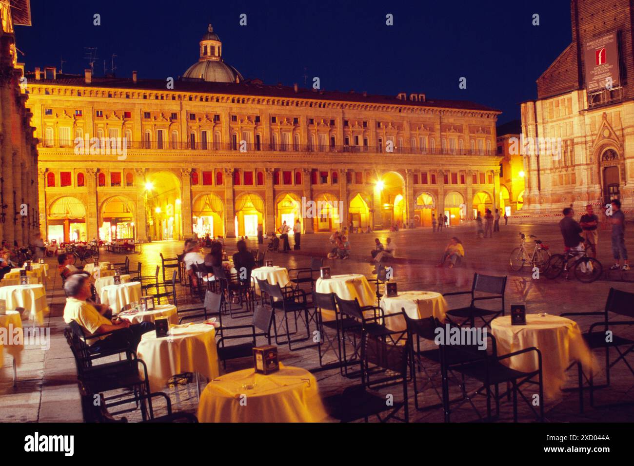 Cafe piazza bologna table hi-res stock photography and images - Alamy