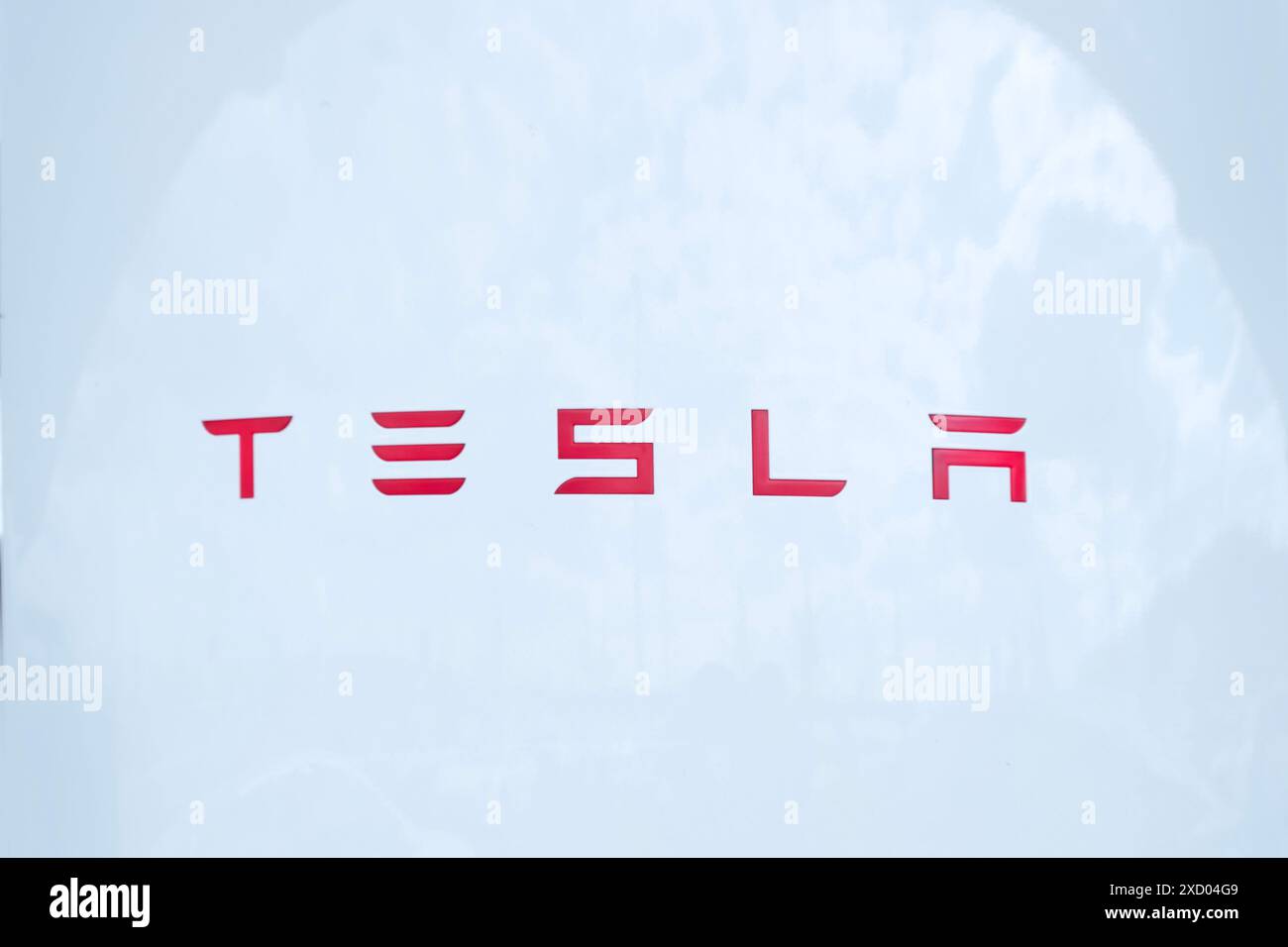 Tesla logo, Tesla-Supercharger v4, Power Charger ev in Europe ...