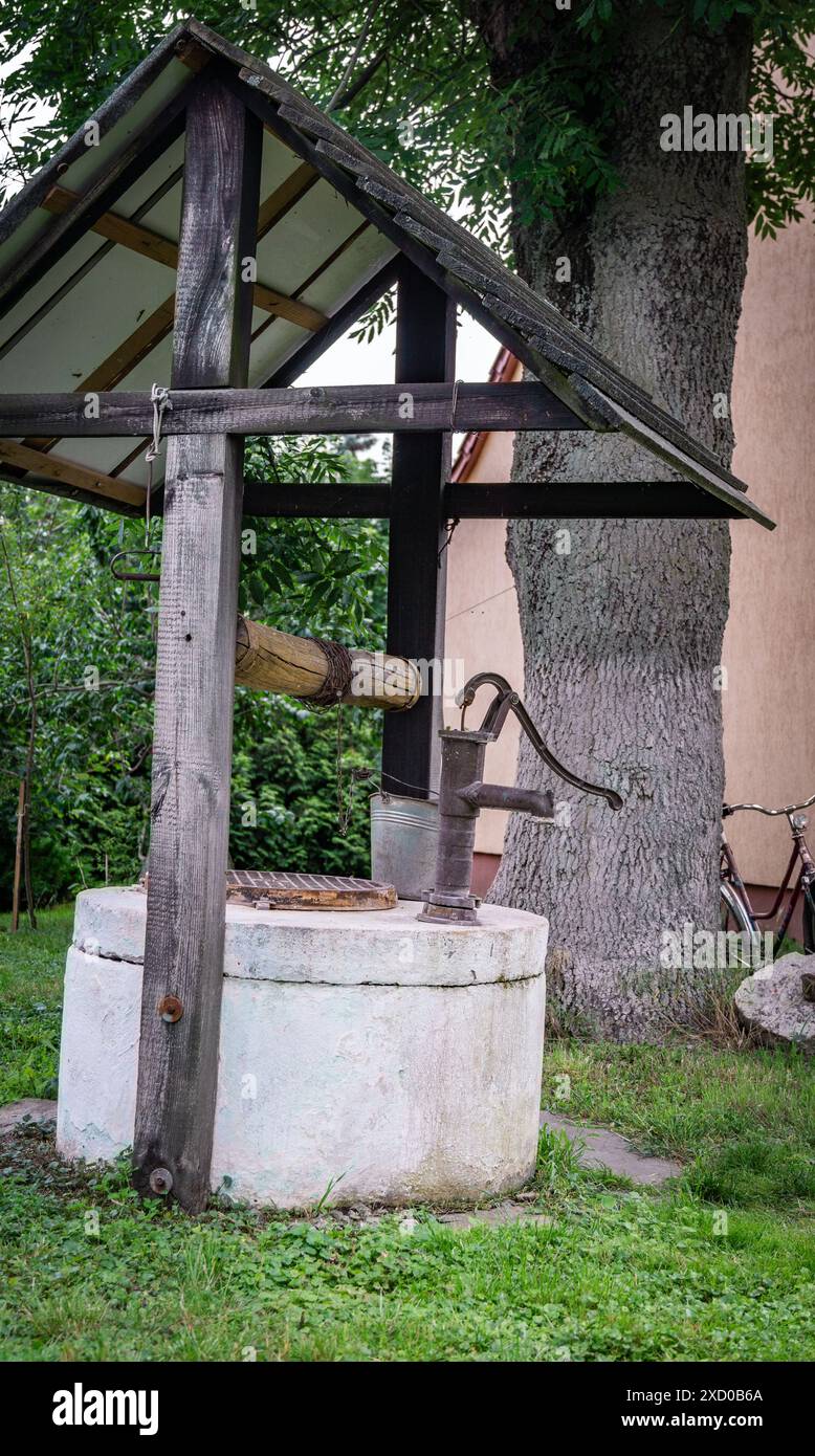 Old Well With Hand Pump In Rural Backyard Stock Photo - Alamy