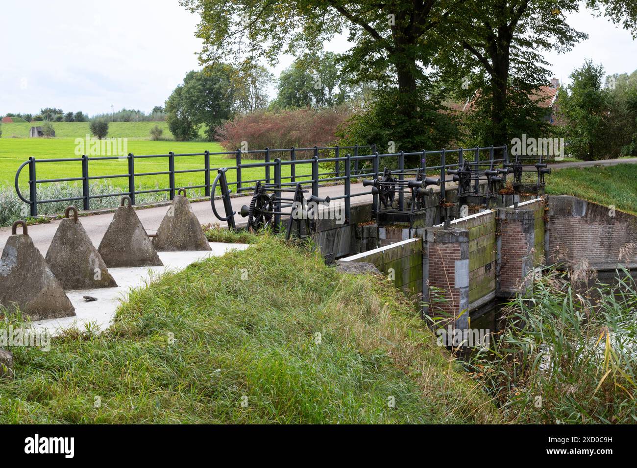 Inlet lock, part of the Nieuwe Hollandse Waterlinie bij het fort ...