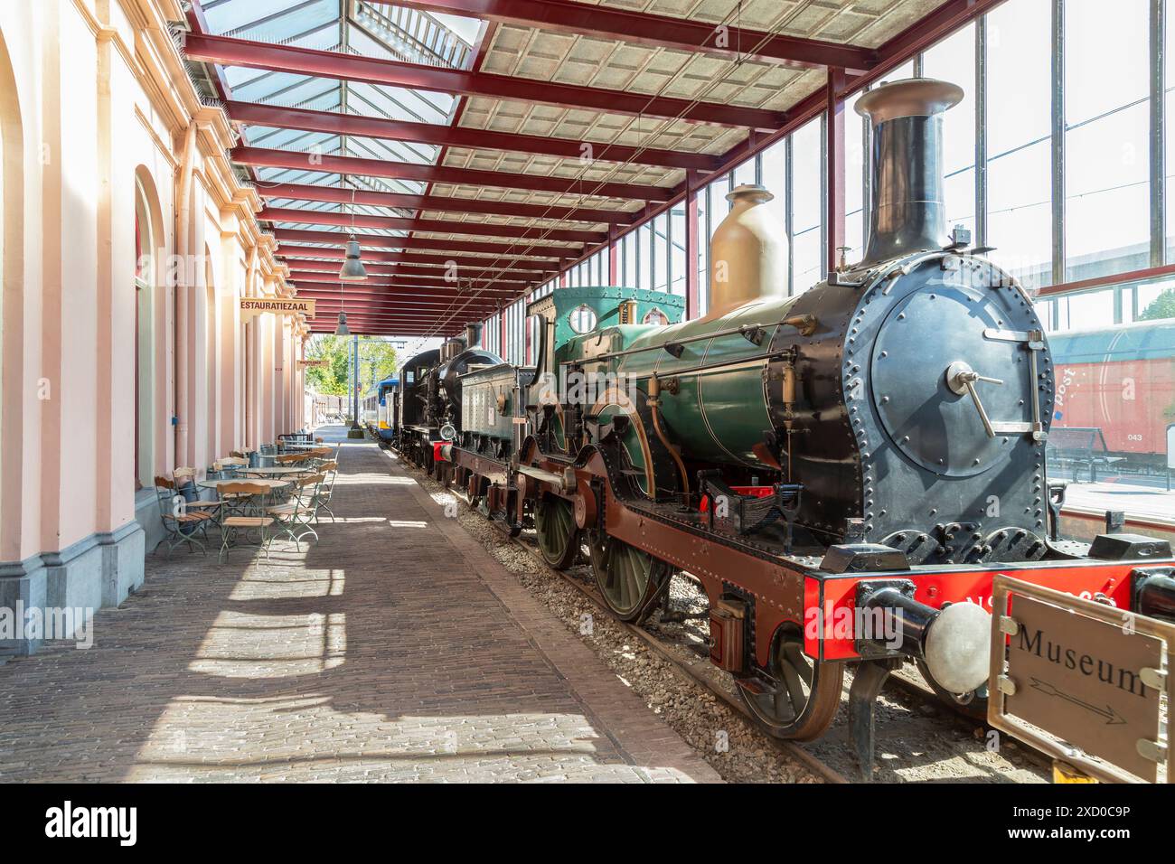 Locomotive - De Grote Groene SS 326, on the platform of the Dutch ...