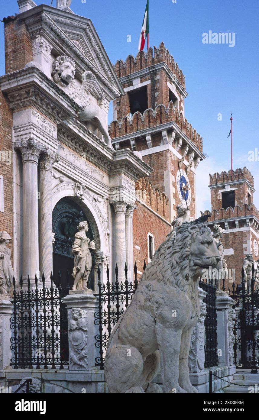 Monumental gate hi-res stock photography and images - Alamy
