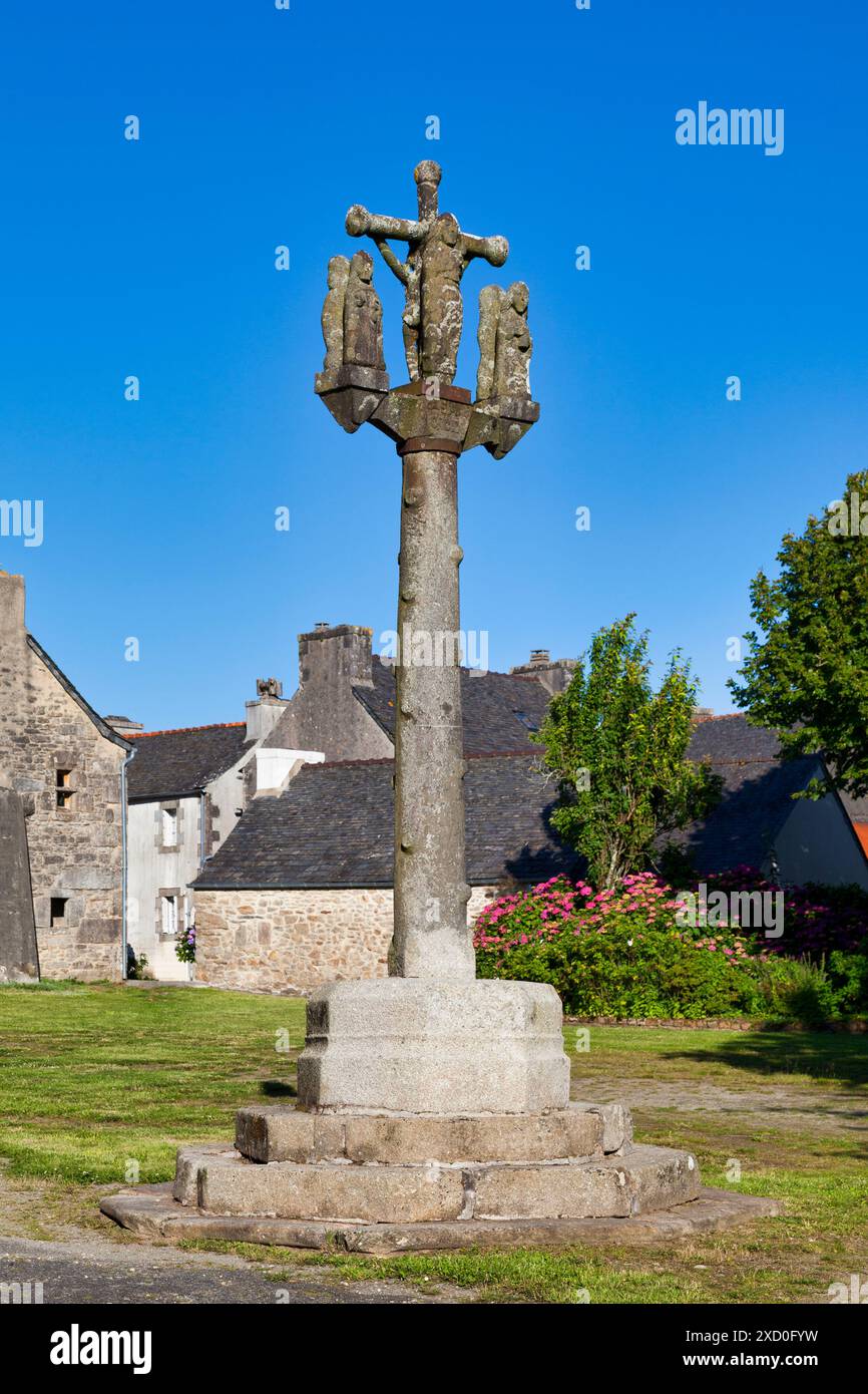 Calvary cross of the old cemetery of the Saint-Yves church in Plounéour ...