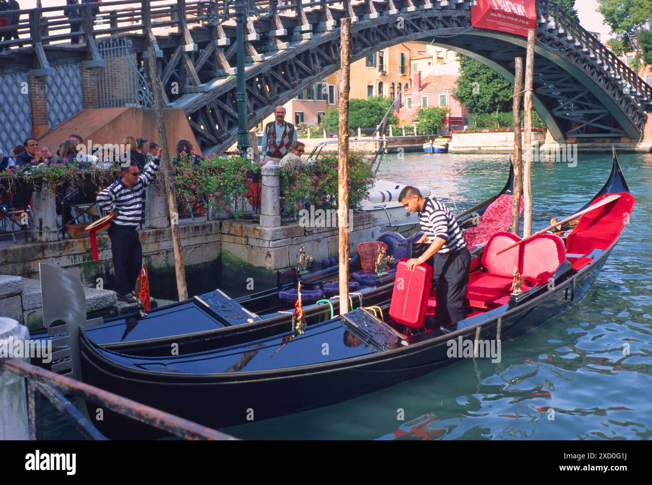 Venice gondoliers preparing their gondola Stock Photo - Alamy
