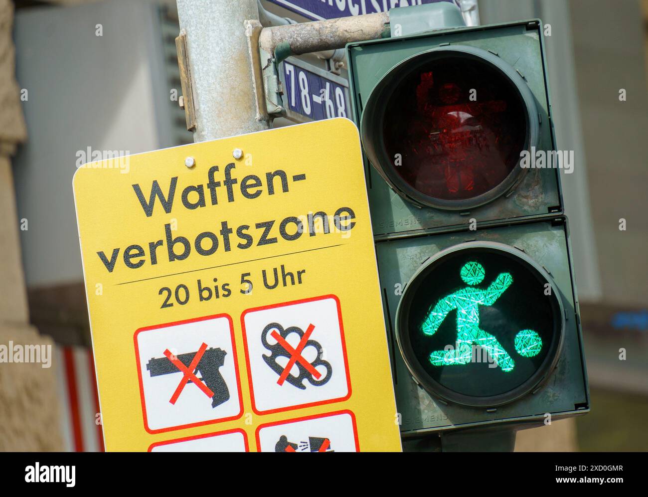 19 June 2024, Hesse, Frankfurt/Main: A pedestrian traffic light in the ...
