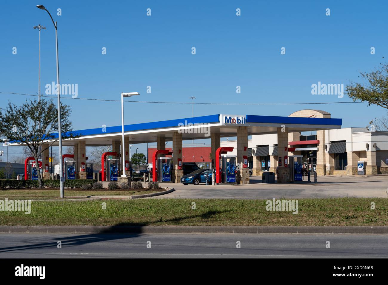 Mobil gas station hi-res stock photography and images - Alamy