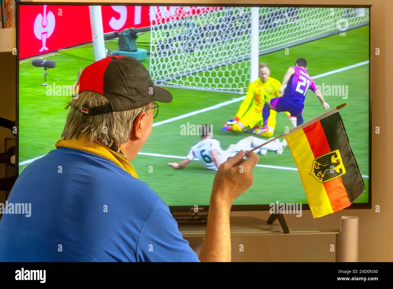 Zuschauer zuhause vor dem Fernseher beim Spiel Deutschland gegen Ungarn ...