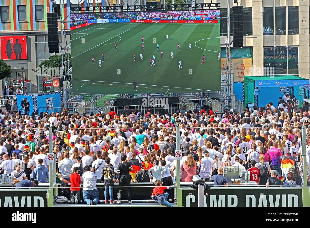 Public Viewing zur Fußball EM 2024 2500 Fußballfans trafen sich zum ...