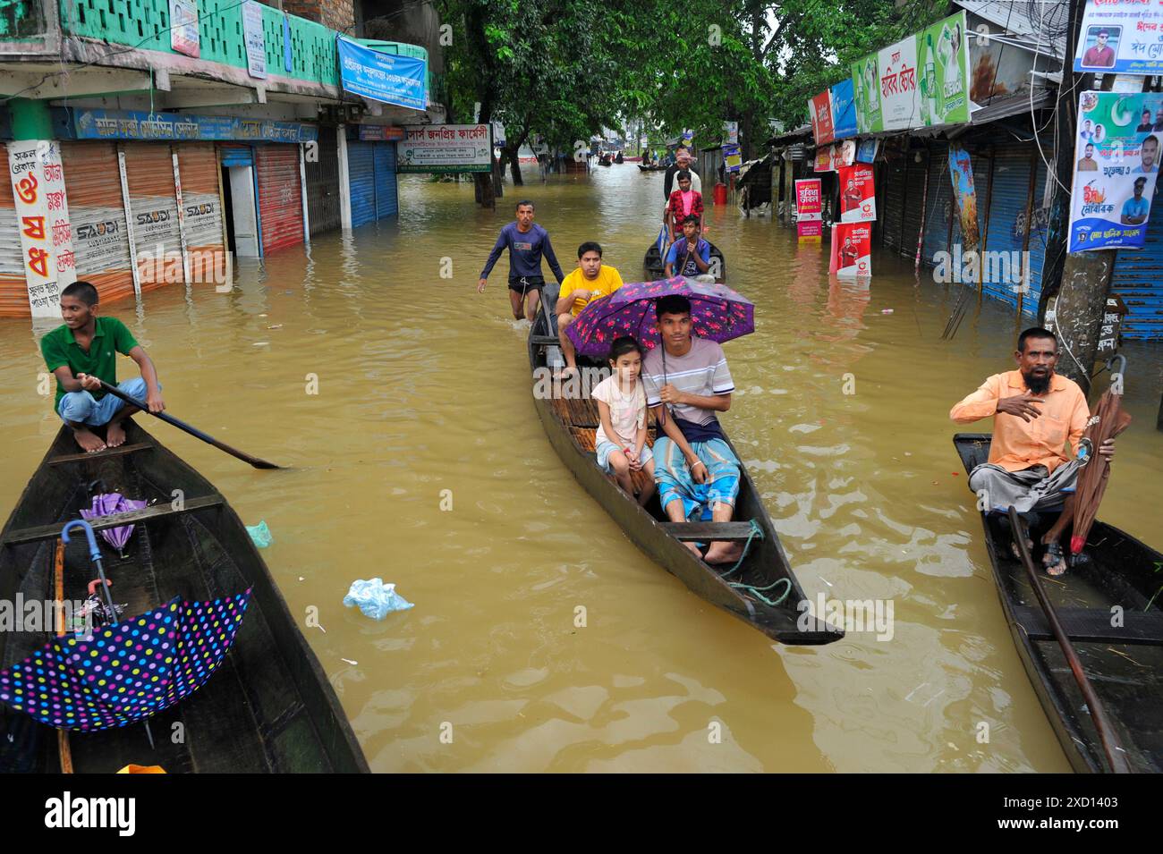 Sylhet, Bangladesh. 18th June, 2024. Flood effected people taking boat ...