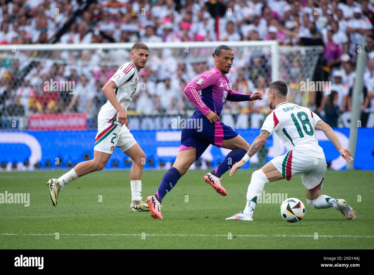 Leroy Sane (Deutschland, #19) im Zweikampf mit Zsolt Nagy (Ungarn, #18 ...