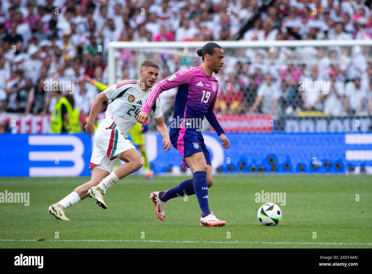 Leroy Sane (Deutschland, #19) im Zweikampf mit Marton Dardai (Ungarn ...