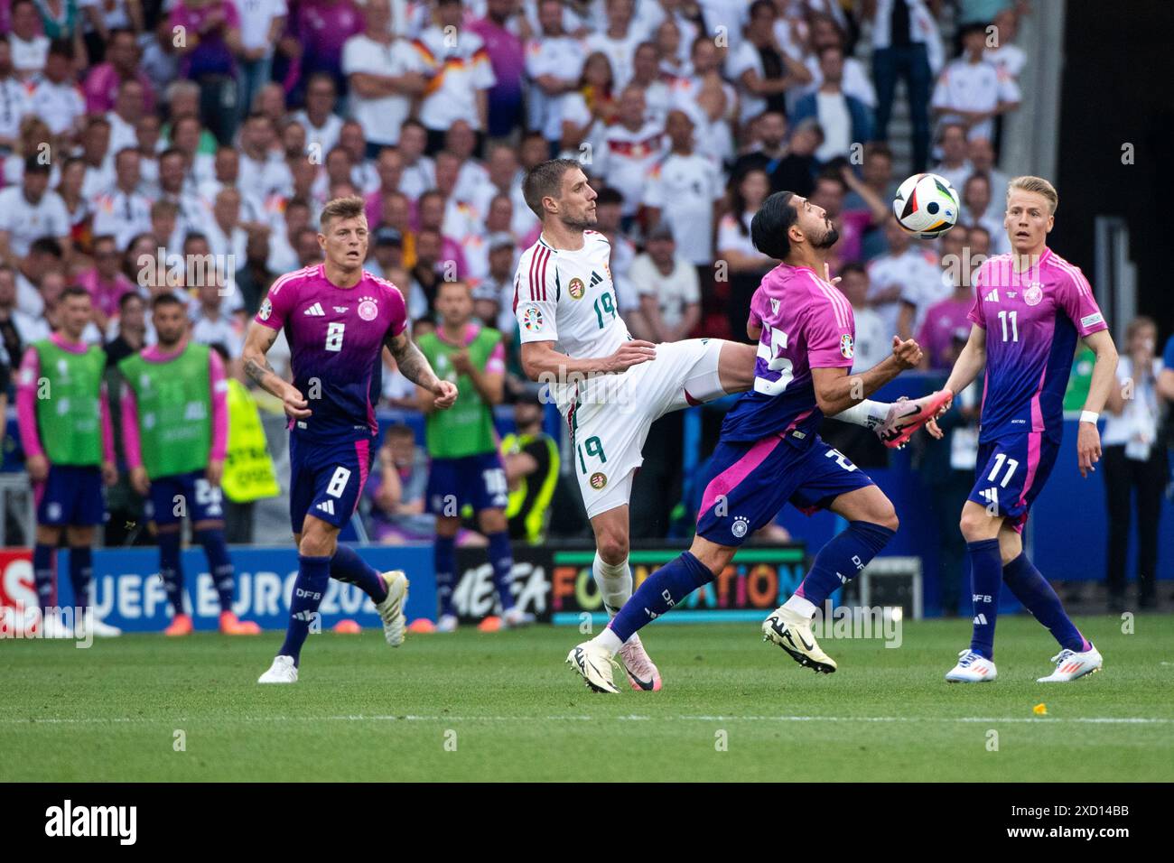 Barnabas Varga (Ungarn, #19) im Zweikampf mit Emre Can (Deutschland ...