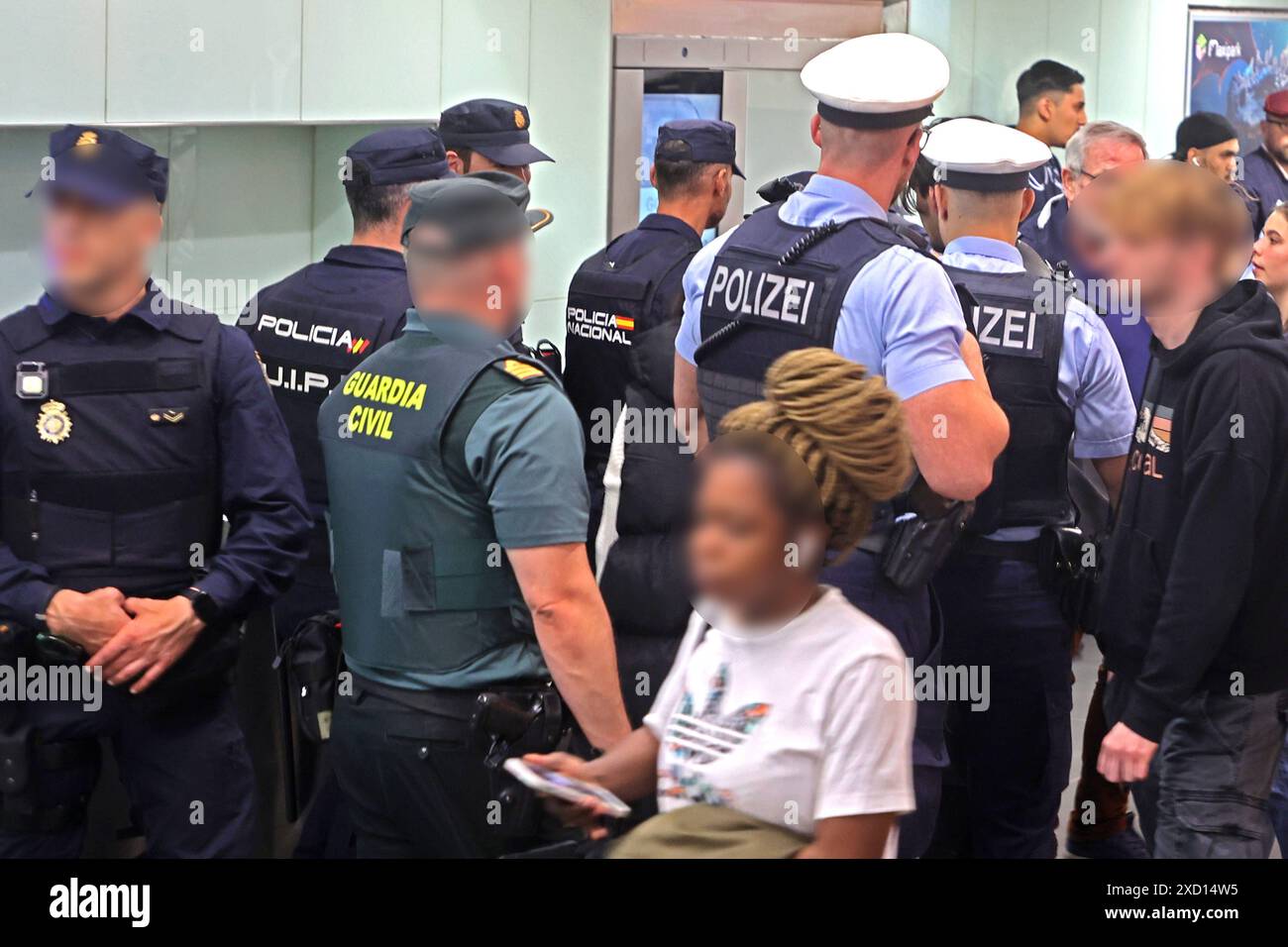 Guardia policial hi-res stock photography and images - Alamy