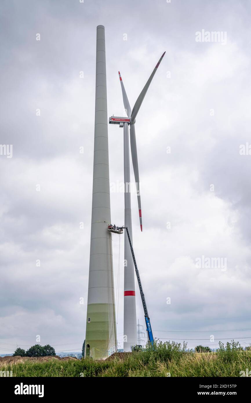 Vorbereitung für die Sprengung des Turms eines 20 Jahren alten Windrad ...