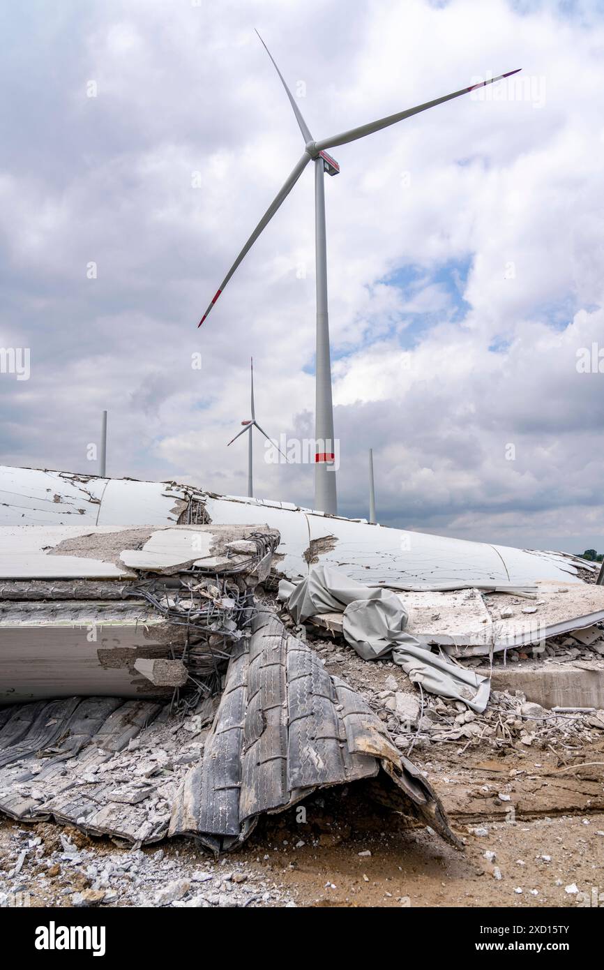 Gesprengter Turm eines 20 Jahren alten Windrad, im Windpark Werl, 5 ...