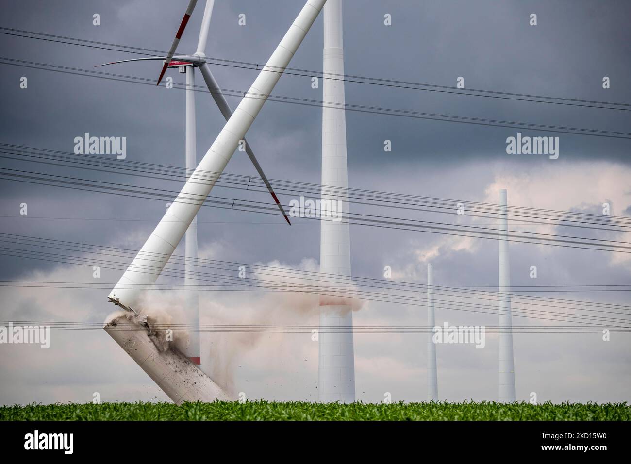 Sprengung des Turms eines 20 Jahren alten Windrad, im Windpark Werl, 5 ...