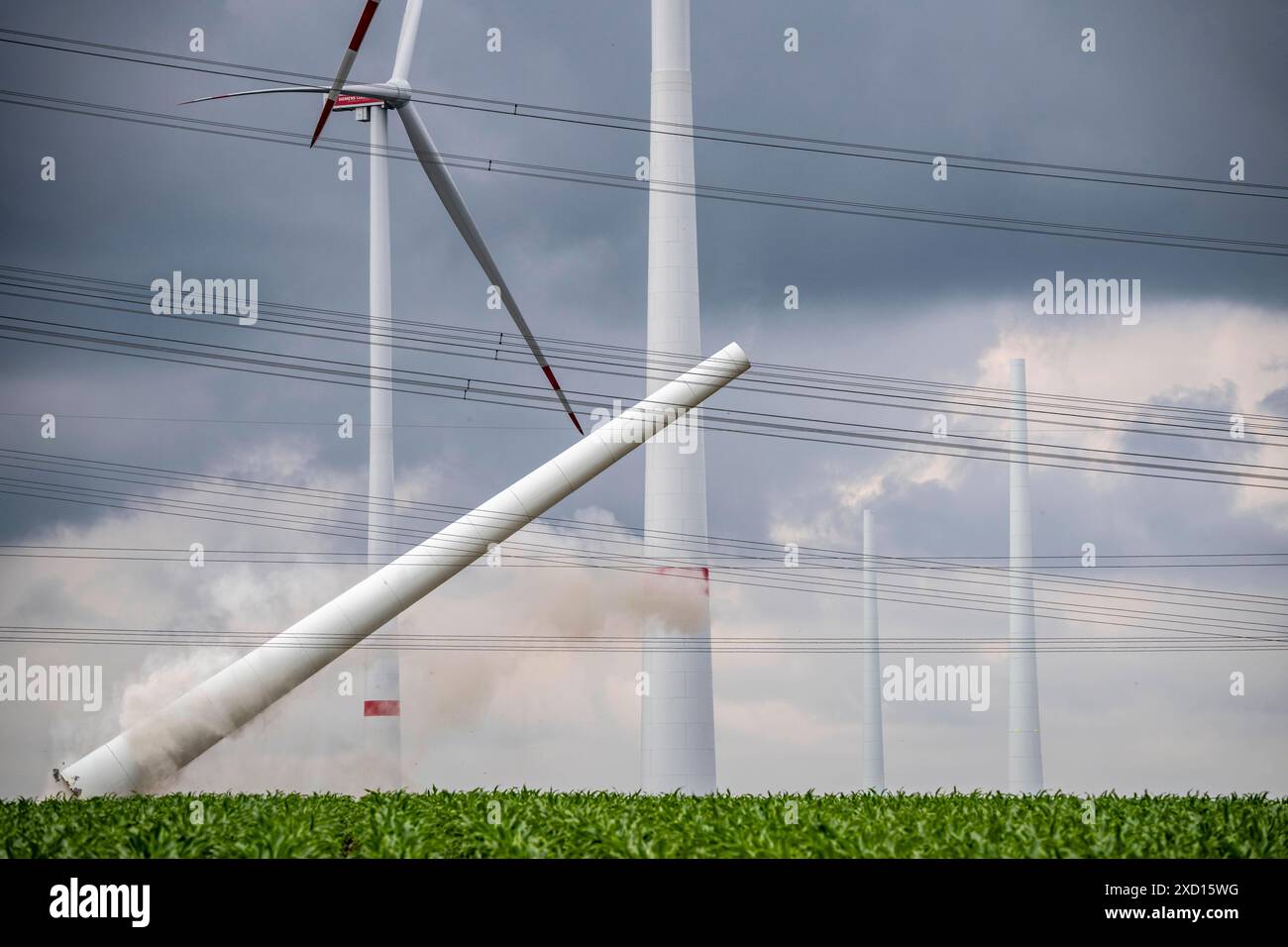 Sprengung des Turms eines 20 Jahren alten Windrad, im Windpark Werl, 5 ...