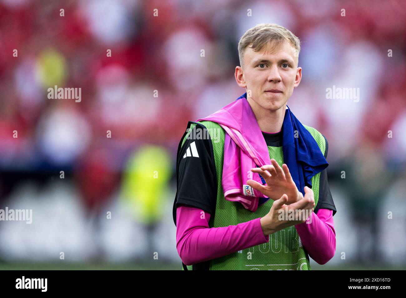 Maximilan Beier (Deutschland, #14) applaudiert den Fans nach dem Spiel ...