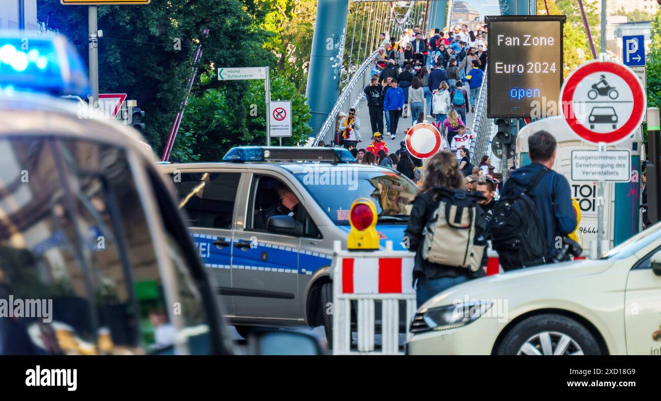 19 June 2024, Hesse, Frankfurt/Main: The police secure access to the ...