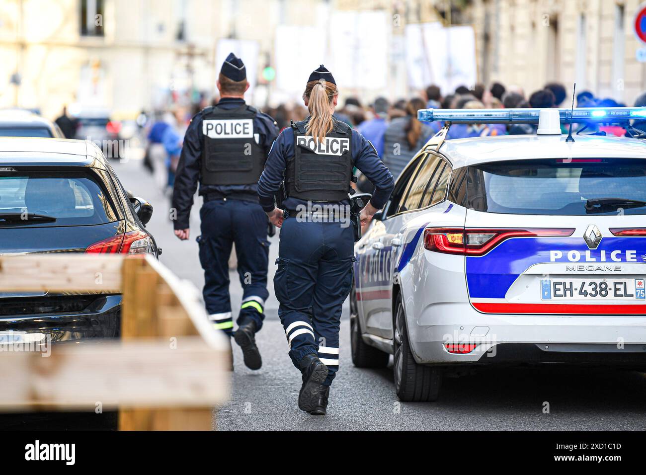 Woman car police france hi-res stock photography and images - Alamy