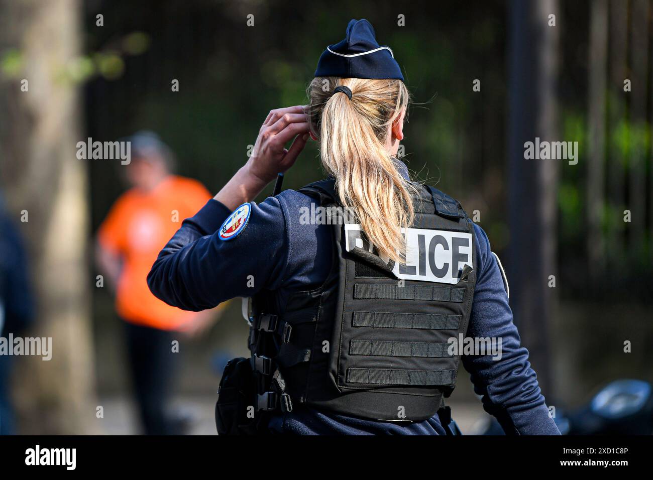 France paris female police officer hi-res stock photography and images ...