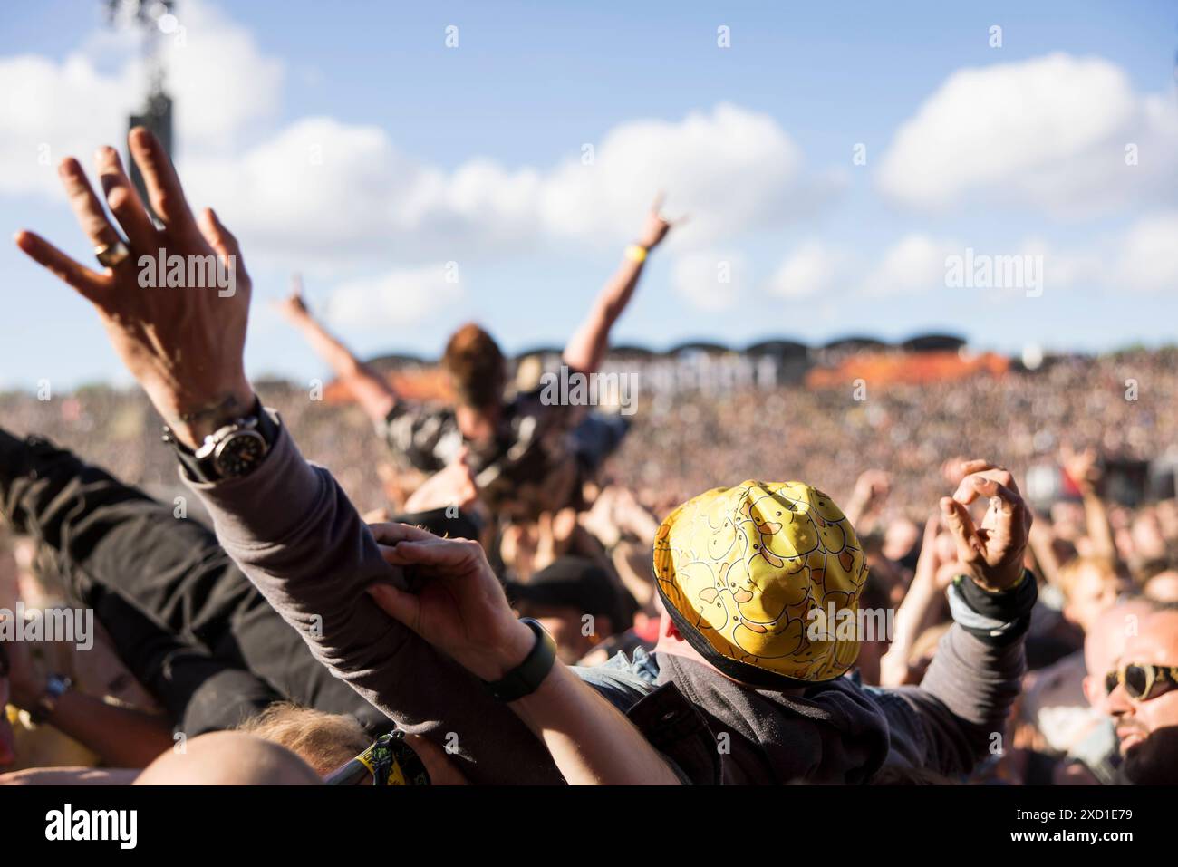 Copenhell, Festival Tag 1, Kopenhagen, 19.06.2024 Crowdsurfer beim ...