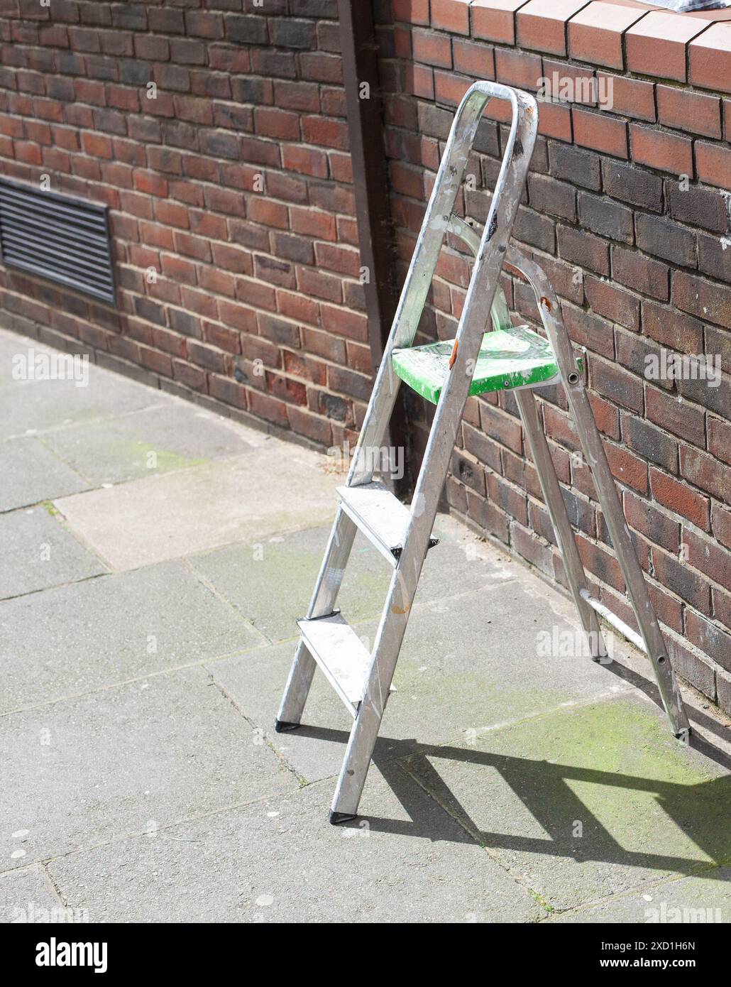 Ladder against wall hi-res stock photography and images - Alamy